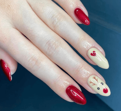 35 Creative Reindeer Nail Art Designs for the Holidays