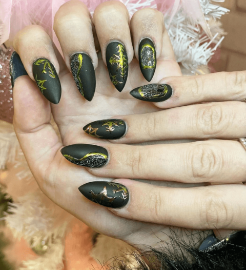 25+ Dark and Elegant Gothic Christmas Nails Design Ideas