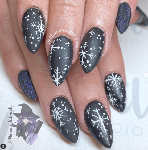 25+ Dark and Elegant Gothic Christmas Nails Design Ideas